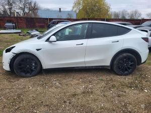 White Tesla Model Y 2022 in Vilnius, with an engine capacity of 0.00 L and mileage of 30 thousand km for 15000 €, photo 9 on AUTOMOTO.COM.LV