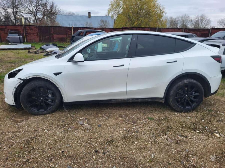 White Tesla Model Y 2022 in Vilnius, with an engine capacity of 0.00 L and mileage of 30 thousand km for 15000 €, photo 9 on AUTOMOTO.COM.LV
