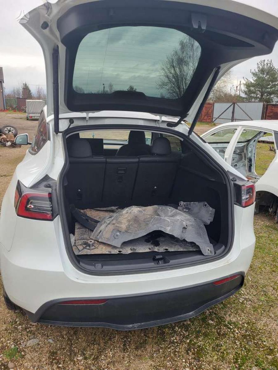 White Tesla Model Y 2022 in Vilnius, with an engine capacity of 0.00 L and mileage of 30 thousand km for 15000 €, photo 10 on AUTOMOTO.COM.LV