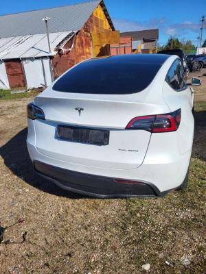 White Tesla Model Y 2022 in Vilnius, with an engine capacity of 0.00 L and mileage of 30 thousand km for 15000 €, photo 11 on AUTOMOTO.COM.LV