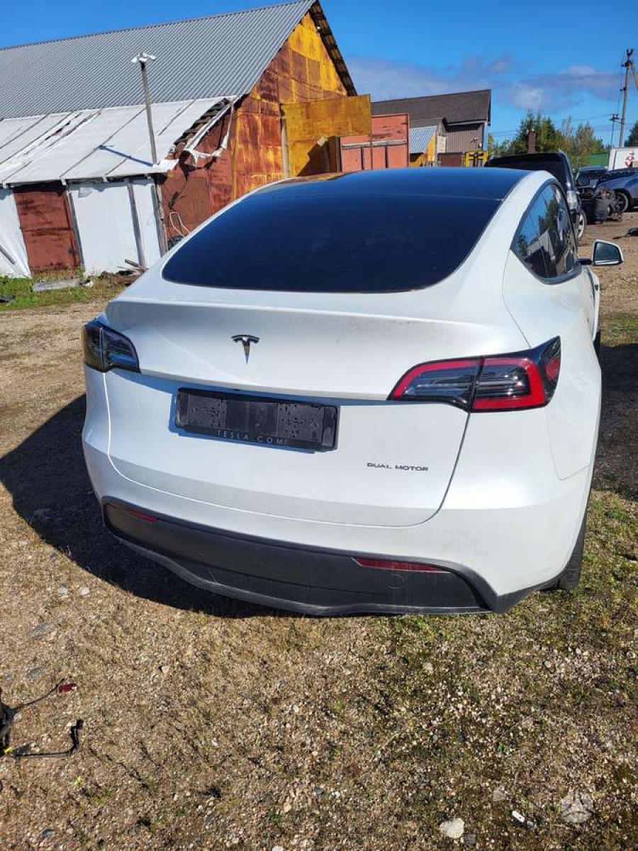 White Tesla Model Y 2022 in Vilnius, with an engine capacity of 0.00 L and mileage of 30 thousand km for 15000 €, photo 11 on AUTOMOTO.COM.LV