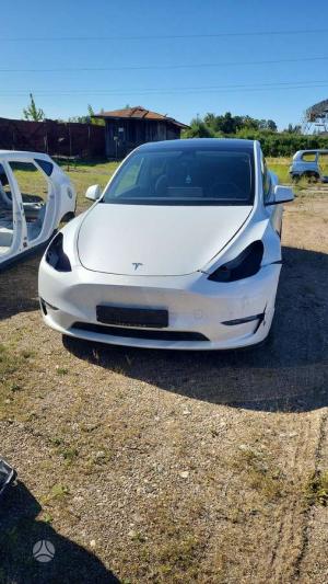 White Tesla Model Y 2022 in Vilnius, with an engine capacity of 0.00 L and mileage of 30 thousand km for 15000 €, photo 12 on AUTOMOTO.COM.LV