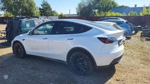 White Tesla Model Y 2022 in Vilnius, with an engine capacity of 0.00 L and mileage of 30 thousand km for 15000 €, photo 13 on AUTOMOTO.COM.LV