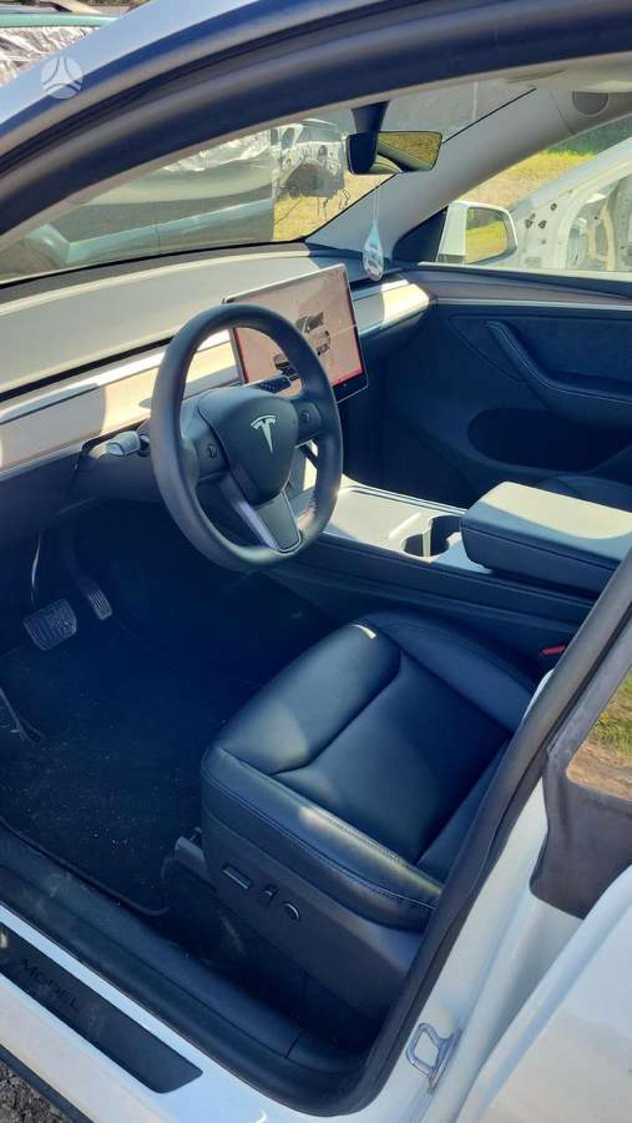 White Tesla Model Y 2022 in Vilnius, with an engine capacity of 0.00 L and mileage of 30 thousand km for 15000 €, photo 14 on AUTOMOTO.COM.LV