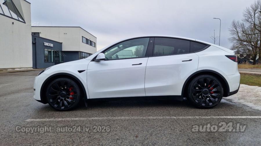 White Tesla Model Y 2022 in Parnu, with an engine capacity of 0.00 L and mileage of 56 thousand km for 37000 €, photo 4 on AUTOMOTO.COM.LV