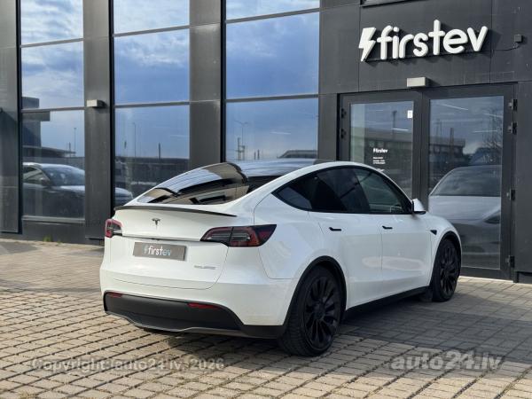 White Tesla Model Y 2022 in Tallinn, with an engine capacity of 0.00 L and mileage of 84 thousand km for 36990 €, photo 5 on AUTOMOTO.COM.LV
