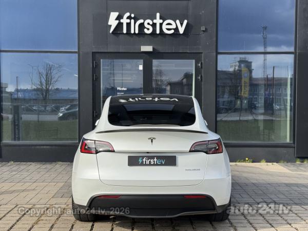 White Tesla Model Y 2022 in Tallinn, with an engine capacity of 0.00 L and mileage of 84 thousand km for 36990 €, photo 6 on AUTOMOTO.COM.LV