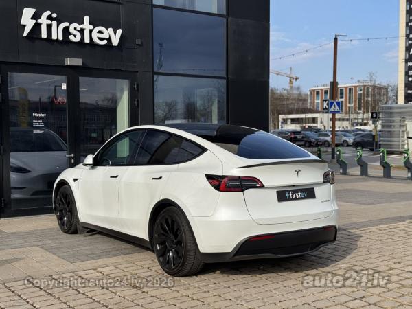 White Tesla Model Y 2022 in Tallinn, with an engine capacity of 0.00 L and mileage of 84 thousand km for 36990 €, photo 7 on AUTOMOTO.COM.LV