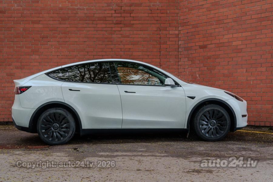 White Tesla Model Y 2022 in Tallinn, with an engine capacity of 0.00 L and mileage of 57 thousand km for 35490 €, photo 1 on AUTOMOTO.COM.LV