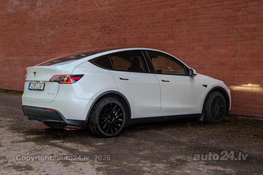 White Tesla Model Y 2022 in Tallinn, with an engine capacity of 0.00 L and mileage of 57 thousand km for 35490 €, photo 10 on AUTOMOTO.COM.LV