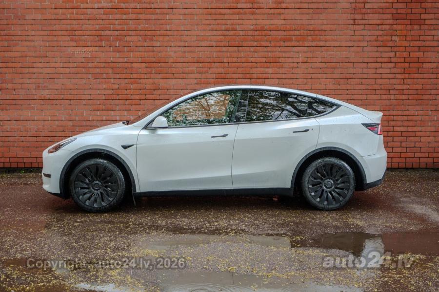 White Tesla Model Y 2022 in Tallinn, with an engine capacity of 0.00 L and mileage of 57 thousand km for 35490 €, photo 11 on AUTOMOTO.COM.LV