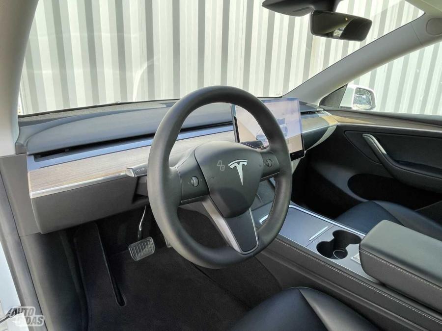 White Tesla Model Y 2022 in Vilnius, with an engine capacity of 0.00 L and mileage of 91 thousand km for 31500 €, photo 11 on AUTOMOTO.COM.LV