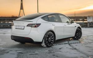 White Tesla Model Y 2022 in Riga, with an engine capacity of 0.00 L and mileage of 30 thousand km for 39000 €, photo  on AUTOMOTO.COM.LV