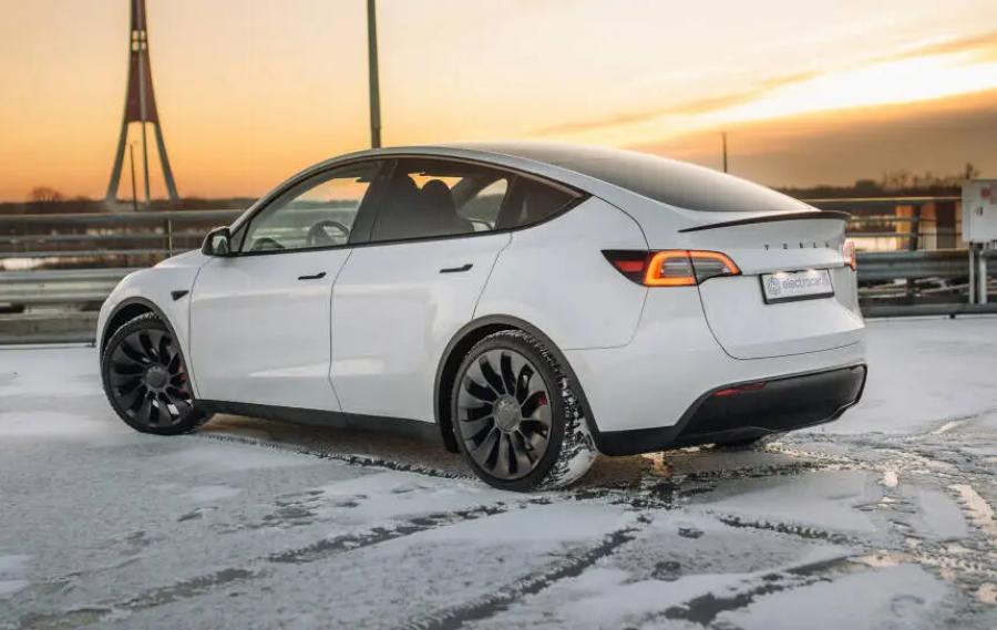 White Tesla Model Y 2022 in Riga, with an engine capacity of 0.00 L and mileage of 30 thousand km for 39000 €, photo 3 on AUTOMOTO.COM.LV