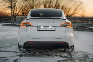 White Tesla Model Y 2022 in Riga, with an engine capacity of 0.00 L and mileage of 30 thousand km for 39000 €, photo 4 on AUTOMOTO.COM.LV