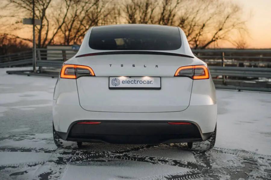 White Tesla Model Y 2022 in Riga, with an engine capacity of 0.00 L and mileage of 30 thousand km for 39000 €, photo 4 on AUTOMOTO.COM.LV