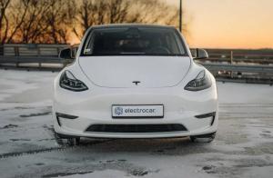 White Tesla Model Y 2022 in Riga, with an engine capacity of 0.00 L and mileage of 30 thousand km for 39000 €, photo 6 on AUTOMOTO.COM.LV