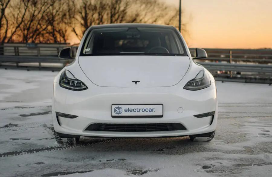White Tesla Model Y 2022 in Riga, with an engine capacity of 0.00 L and mileage of 30 thousand km for 39000 €, photo 6 on AUTOMOTO.COM.LV