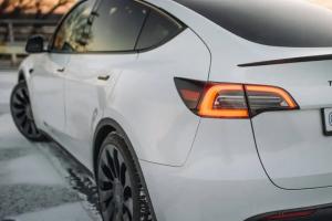 White Tesla Model Y 2022 in Riga, with an engine capacity of 0.00 L and mileage of 30 thousand km for 39000 €, photo 7 on AUTOMOTO.COM.LV