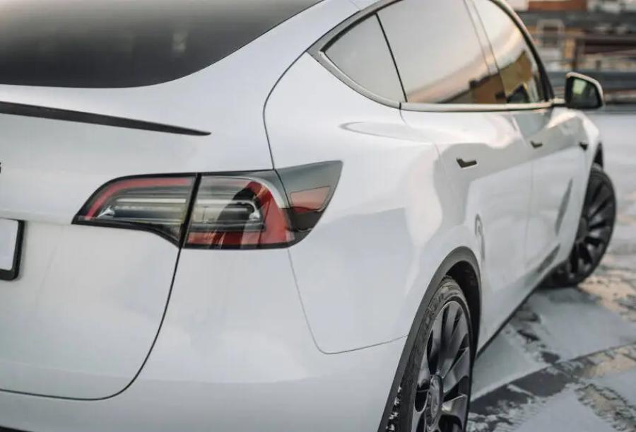 White Tesla Model Y 2022 in Riga, with an engine capacity of 0.00 L and mileage of 30 thousand km for 39000 €, photo 8 on AUTOMOTO.COM.LV