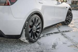 White Tesla Model Y 2022 in Riga, with an engine capacity of 0.00 L and mileage of 30 thousand km for 39000 €, photo 10 on AUTOMOTO.COM.LV