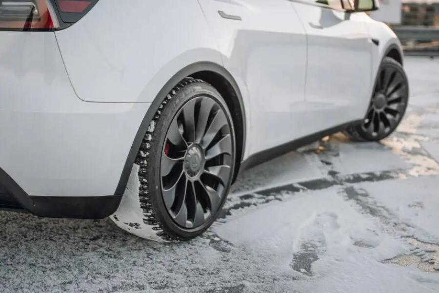 White Tesla Model Y 2022 in Riga, with an engine capacity of 0.00 L and mileage of 30 thousand km for 39000 €, photo 10 on AUTOMOTO.COM.LV