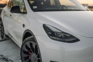 White Tesla Model Y 2022 in Riga, with an engine capacity of 0.00 L and mileage of 30 thousand km for 39000 €, photo 11 on AUTOMOTO.COM.LV