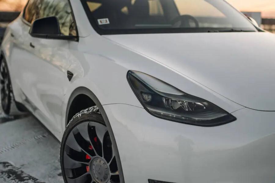 White Tesla Model Y 2022 in Riga, with an engine capacity of 0.00 L and mileage of 30 thousand km for 39000 €, photo 11 on AUTOMOTO.COM.LV