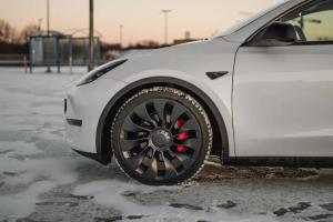 White Tesla Model Y 2022 in Riga, with an engine capacity of 0.00 L and mileage of 30 thousand km for 39000 €, photo 12 on AUTOMOTO.COM.LV
