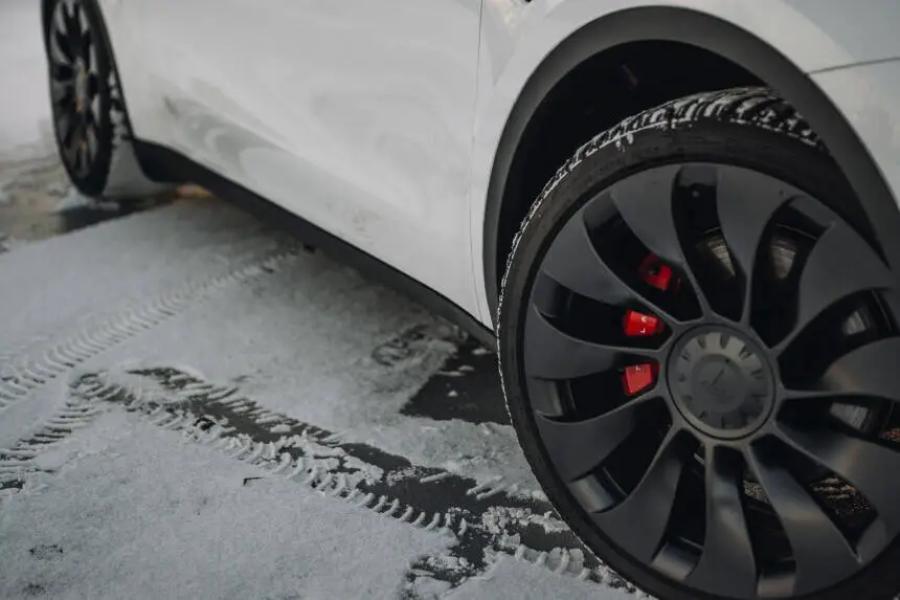 White Tesla Model Y 2022 in Riga, with an engine capacity of 0.00 L and mileage of 30 thousand km for 39000 €, photo 13 on AUTOMOTO.COM.LV