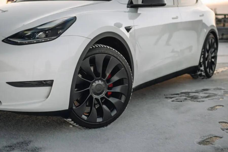 White Tesla Model Y 2022 in Riga, with an engine capacity of 0.00 L and mileage of 30 thousand km for 39000 €, photo 14 on AUTOMOTO.COM.LV