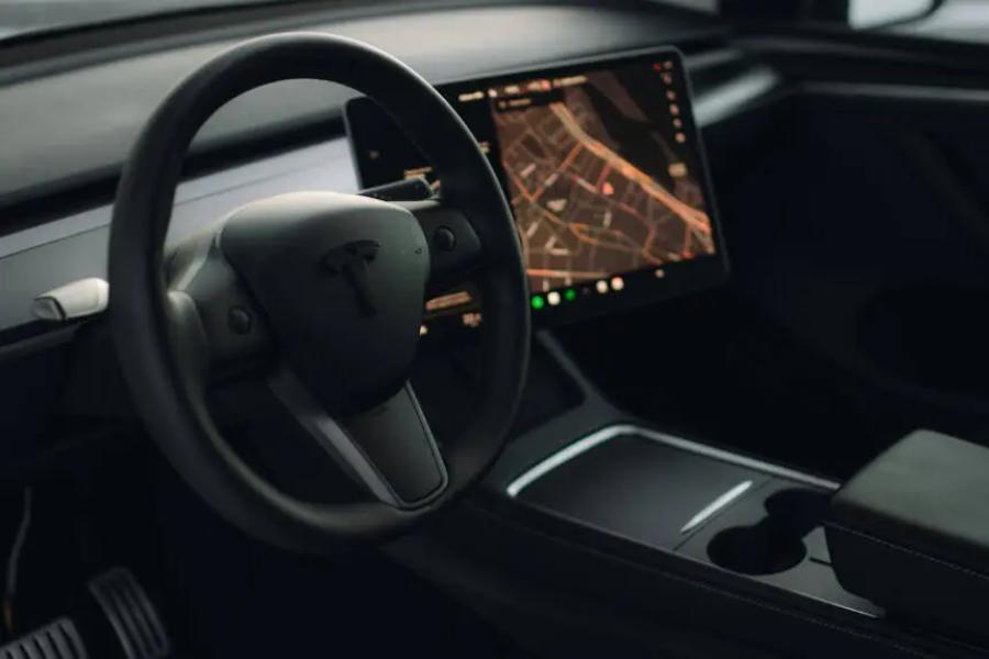 White Tesla Model Y 2022 in Riga, with an engine capacity of 0.00 L and mileage of 30 thousand km for 39000 €, photo 16 on AUTOMOTO.COM.LV