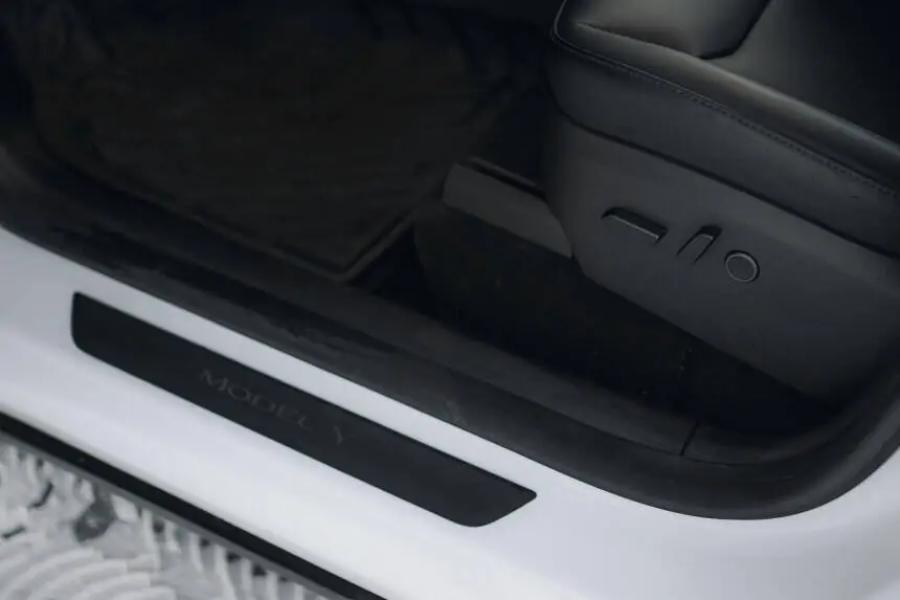 White Tesla Model Y 2022 in Riga, with an engine capacity of 0.00 L and mileage of 30 thousand km for 39000 €, photo 20 on AUTOMOTO.COM.LV
