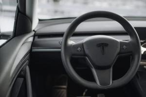 White Tesla Model Y 2022 in Riga, with an engine capacity of 0.00 L and mileage of 30 thousand km for 39000 €, photo 23 on AUTOMOTO.COM.LV