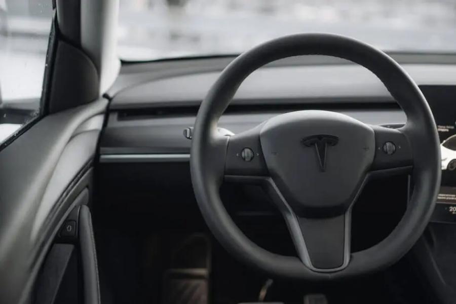 White Tesla Model Y 2022 in Riga, with an engine capacity of 0.00 L and mileage of 30 thousand km for 39000 €, photo 23 on AUTOMOTO.COM.LV