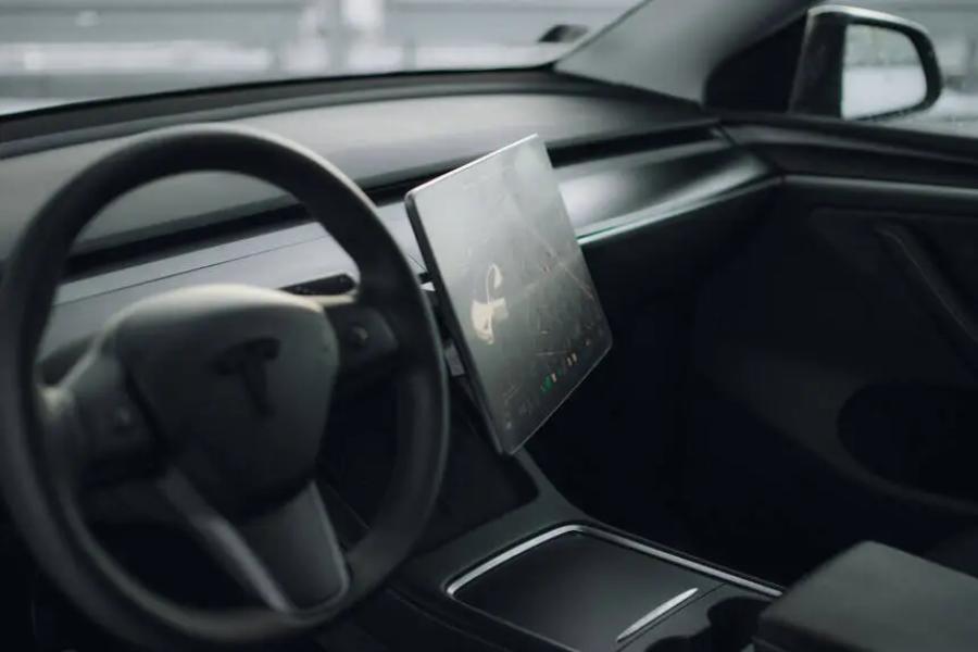 White Tesla Model Y 2022 in Riga, with an engine capacity of 0.00 L and mileage of 30 thousand km for 39000 €, photo 26 on AUTOMOTO.COM.LV