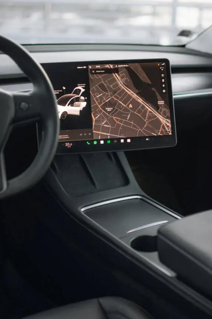 White Tesla Model Y 2022 in Riga, with an engine capacity of 0.00 L and mileage of 30 thousand km for 39000 €, photo 30 on AUTOMOTO.COM.LV