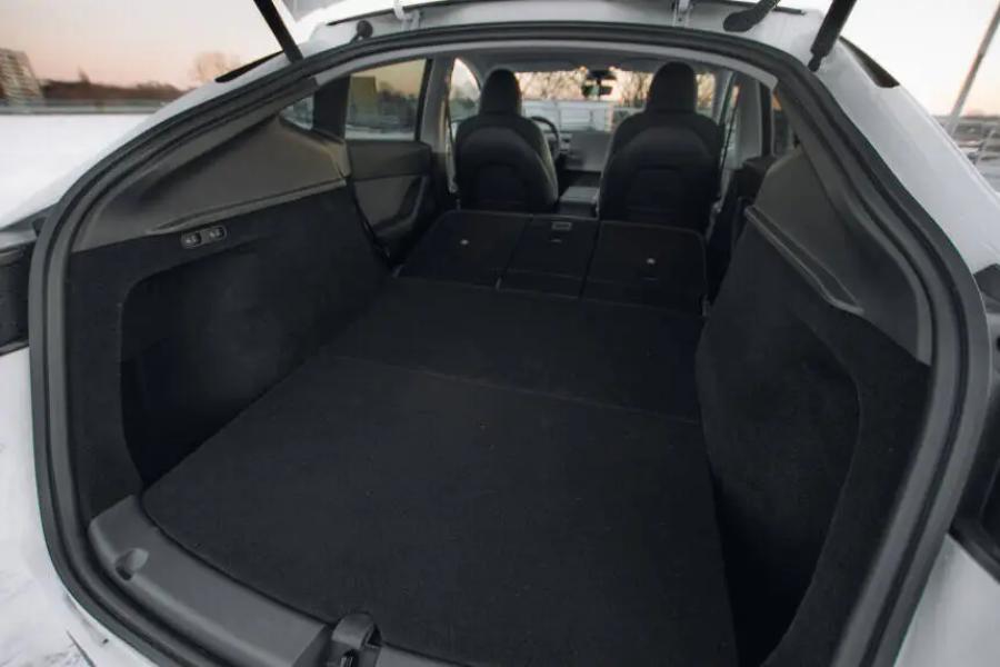 White Tesla Model Y 2022 in Riga, with an engine capacity of 0.00 L and mileage of 30 thousand km for 39000 €, photo 31 on AUTOMOTO.COM.LV