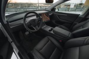 White Tesla Model Y 2022 in Riga, with an engine capacity of 0.00 L and mileage of 30 thousand km for 39000 €, photo 32 on AUTOMOTO.COM.LV