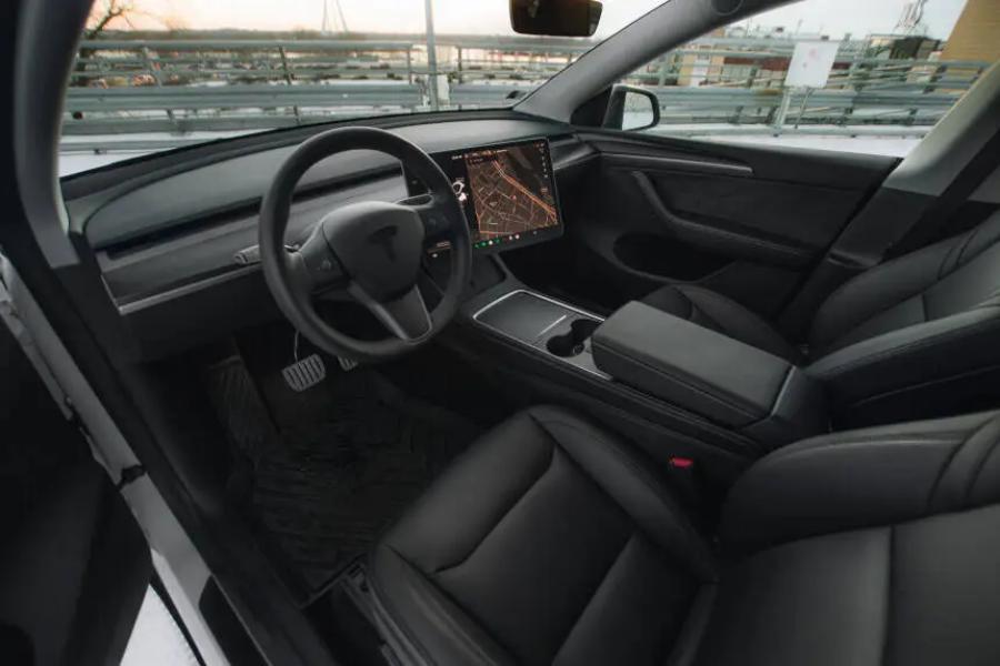White Tesla Model Y 2022 in Riga, with an engine capacity of 0.00 L and mileage of 30 thousand km for 39000 €, photo 32 on AUTOMOTO.COM.LV