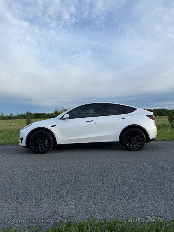 White Tesla Model Y 2022 in Tallinn, with an engine capacity of 0.00 L and mileage of 80 thousand km for 33900 €, photo 6 on AUTOMOTO.COM.LV