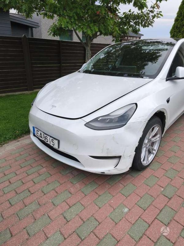 White Tesla Model Y 2022 in Klaipeda, with an engine capacity of 0.00 L and mileage of 51 thousand km for 24500 €, photo 1 on AUTOMOTO.COM.LV