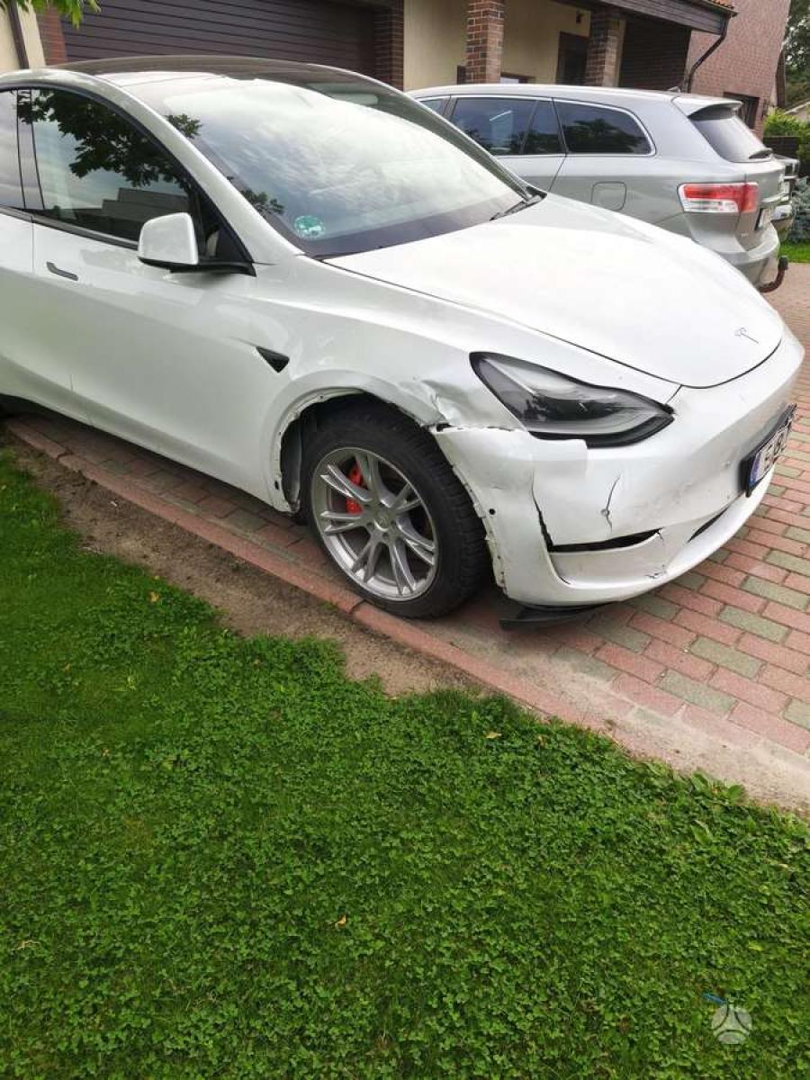 White Tesla Model Y 2022 in Klaipeda, with an engine capacity of 0.00 L and mileage of 51 thousand km for 24500 €, photo 4 on AUTOMOTO.COM.LV