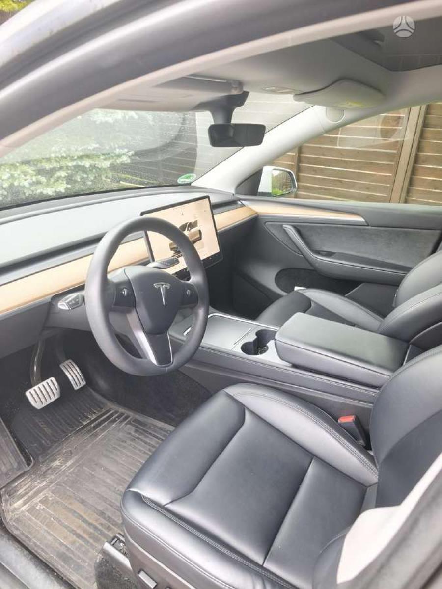 White Tesla Model Y 2022 in Klaipeda, with an engine capacity of 0.00 L and mileage of 51 thousand km for 24500 €, photo 6 on AUTOMOTO.COM.LV