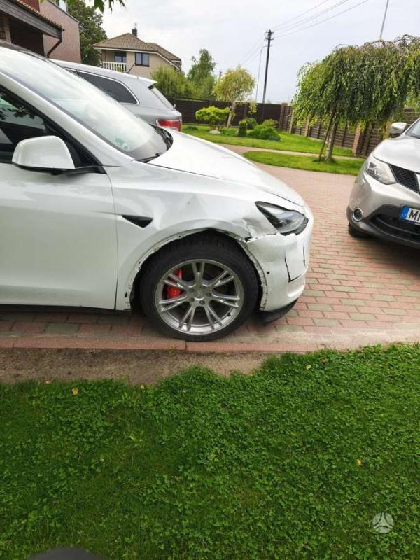 White Tesla Model Y 2022 in Klaipeda, with an engine capacity of 0.00 L and mileage of 51 thousand km for 24500 €, photo 7 on AUTOMOTO.COM.LV