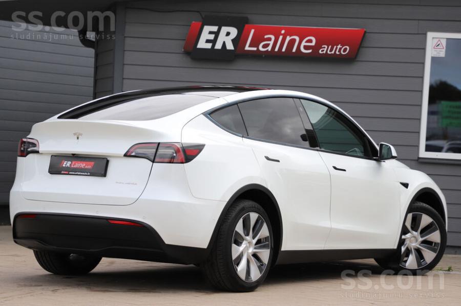 White Tesla Model Y 2022 in Tukums, with an engine capacity of 0.00 L and mileage of 99 thousand km for 32000 €, photo 4 on AUTOMOTO.COM.LV