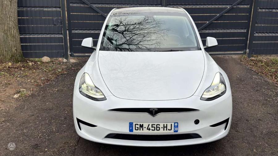White Tesla Model Y 2023 in Jonava, with an engine capacity of 0.00 L and mileage of 34 thousand km for 15750 €, photo 2 on AUTOMOTO.COM.LV