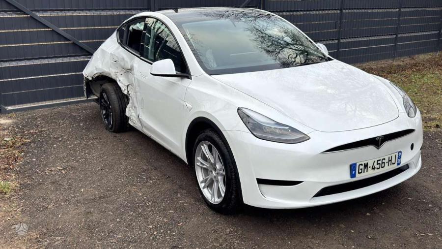 White Tesla Model Y 2023 in Jonava, with an engine capacity of 0.00 L and mileage of 34 thousand km for 15750 €, photo 3 on AUTOMOTO.COM.LV