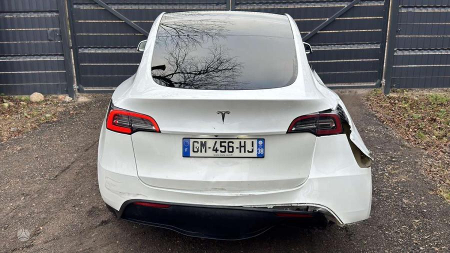 White Tesla Model Y 2023 in Jonava, with an engine capacity of 0.00 L and mileage of 34 thousand km for 15750 €, photo 6 on AUTOMOTO.COM.LV