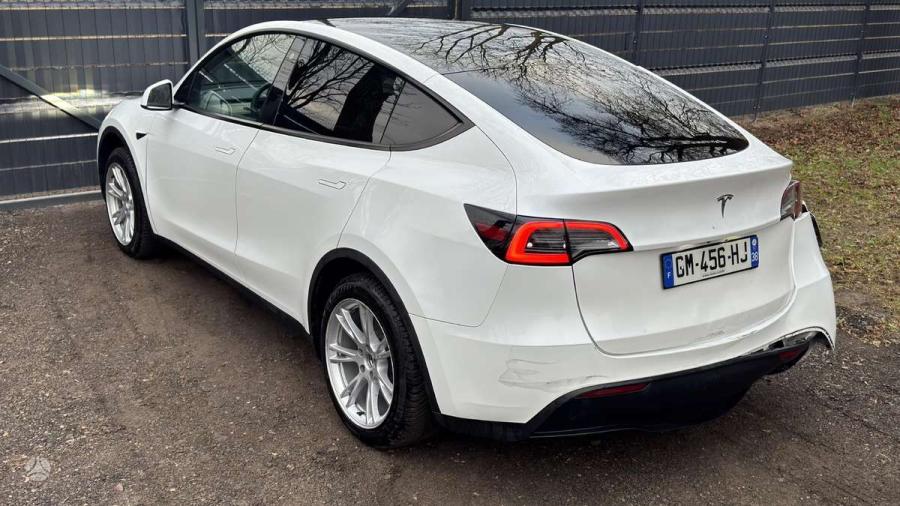 White Tesla Model Y 2023 in Jonava, with an engine capacity of 0.00 L and mileage of 34 thousand km for 15750 €, photo 7 on AUTOMOTO.COM.LV